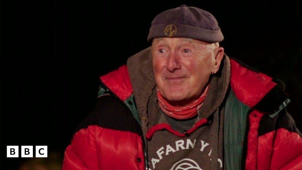 Y cerddor, actor a'r digrifwr Dewi Pws Morris wedi marw - BBC Cymru Fyw