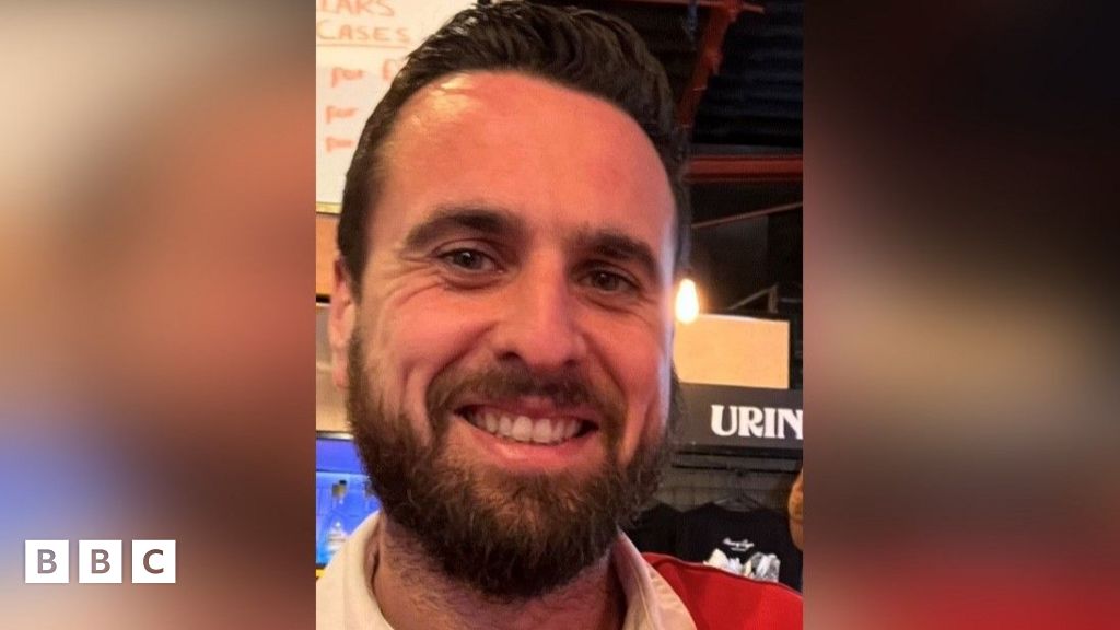 Teyrnged i Stephen Jenkins fu farw ar ôl Hanner Marathon Caerdydd - BBC ...