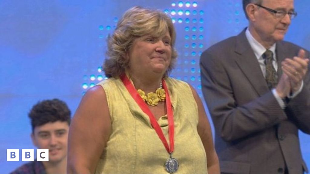 Cyflwyno Medal T.H. Parry-Williams i Jennifer Maloney - BBC Cymru Fyw