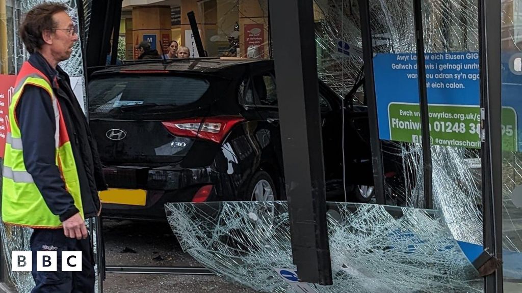 Car wedi gyrru drwy brif fynedfa Ysbyty Maelor Wrecsam - BBC Cymru Fyw