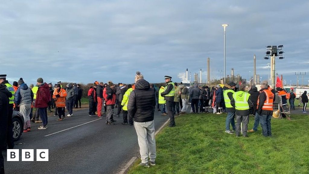 Contractwyr yn protestio y tu allan i burfa olew Valero - BBC Cymru Fyw