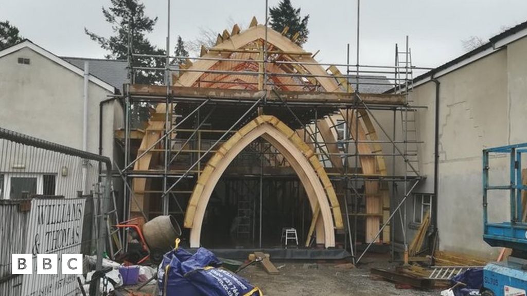 Paratoi i agor capel newydd yn Llanbedr Pont Steffan - BBC Cymru Fyw