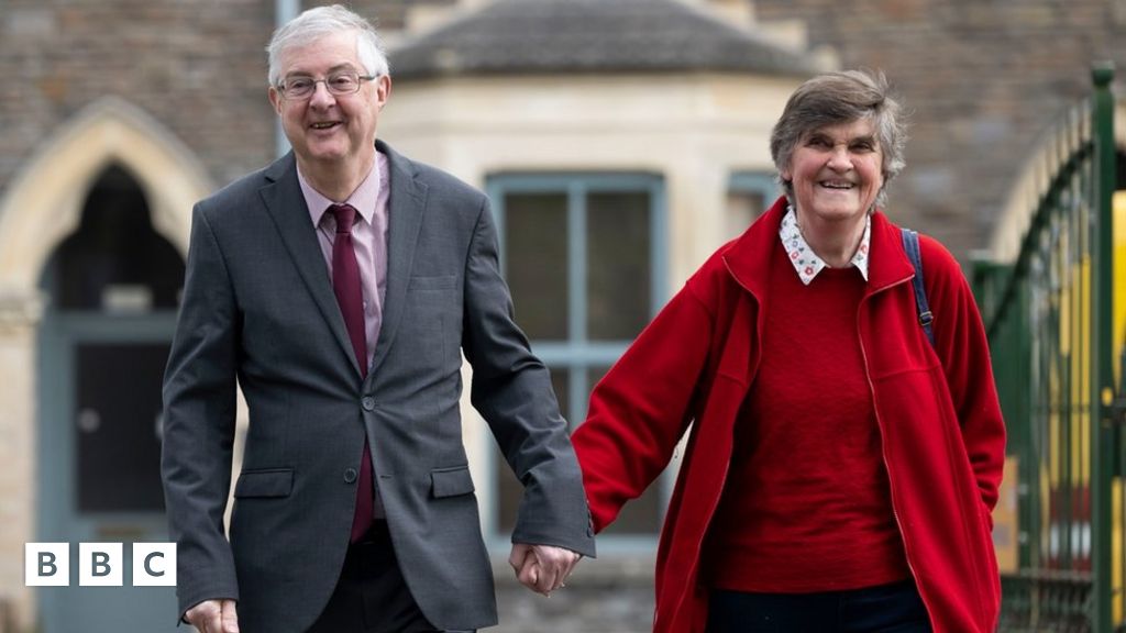 Clare Drakeford: Gwraig y Prif Weinidog wedi marw - BBC Cymru Fyw