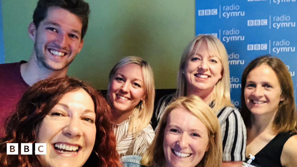 Yr athrawon sy'n dysgu Cymraeg mewn ysgolion Saesneg - BBC Cymru Fyw