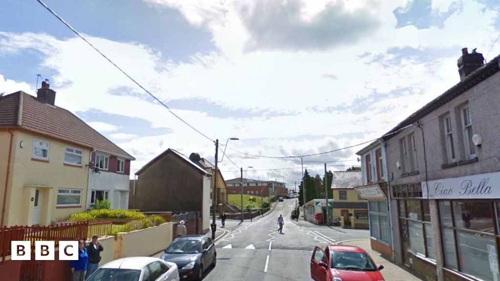 Bachgen, 11, yn yr ysbyty ar ôl cael ei daro gan gar - BBC Cymru Fyw