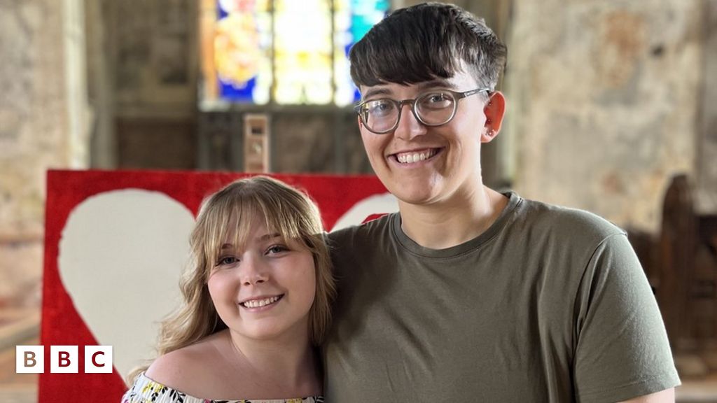 Rhoi mêr esgyrn: 'Hi wnaeth achub fy mywyd i' - BBC Cymru Fyw