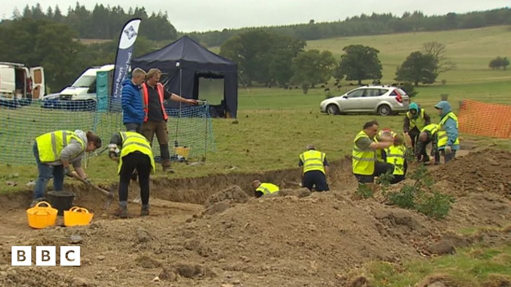 Archeolegwyr yn ceisio profi union oed Clawdd Offa - BBC Cymru Fyw