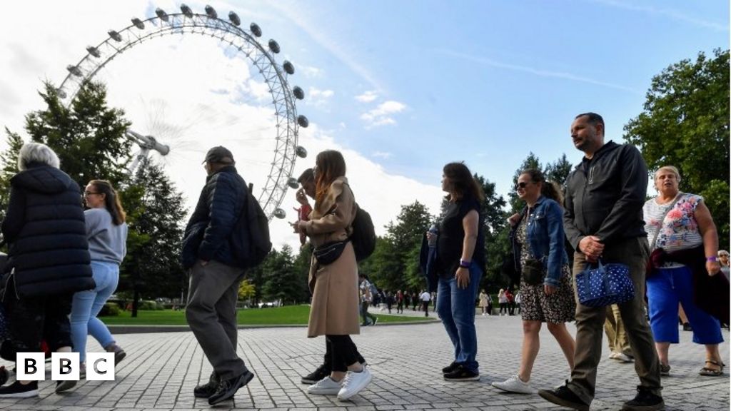 Thousands queue to say goodbye to the Queen - BBC Newsround