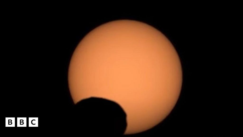 The 'googly eye' spotted in space by Nasa rover - BBC Newsround