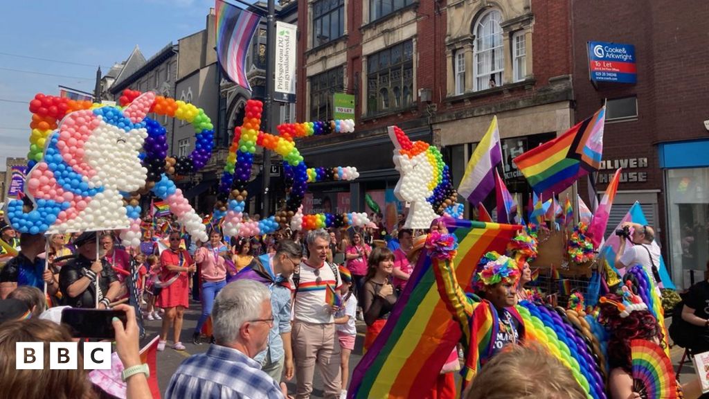 Miloedd yn dathlu yng ngorymdaith fwyaf Pride Cymru - BBC Cymru Fyw