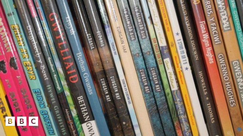 Cyhoeddi'r llyfrau sydd ar restr fer Llyfr y Flwyddyn - BBC Cymru Fyw
