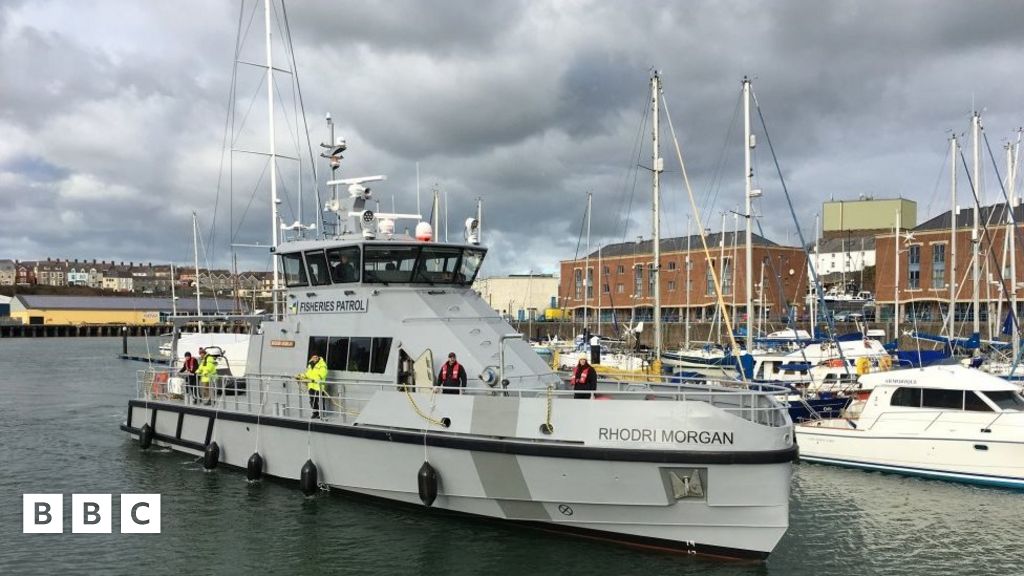 Marina'n croesawu llong batrôl yr FPV Rhodri Morgan - BBC Cymru Fyw