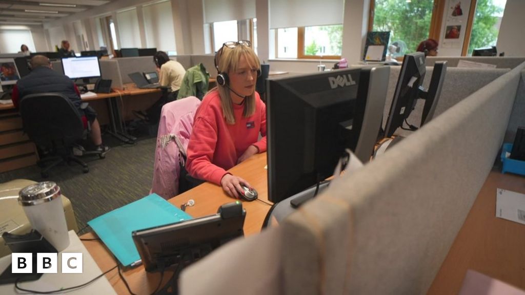 Wythnos waith pedwar diwrnod i 'newid bywydau'? - BBC Cymru Fyw