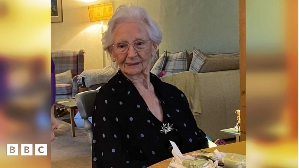 Darganfod corff wrth chwilio am fenyw sydd ar goll - BBC Cymru Fyw