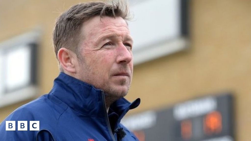 Robert Croft: Criced, Cymreictod a cholli swydd - BBC Cymru Fyw