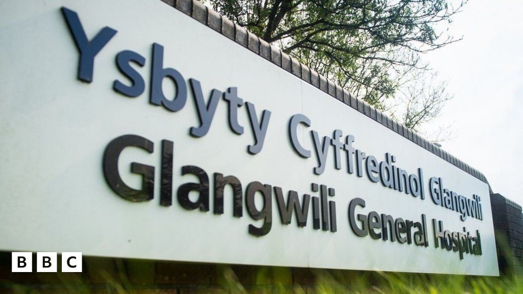 Ysbyty Glangwili: Dim ond achosion brys wedi nam trydanol - BBC Cymru Fyw