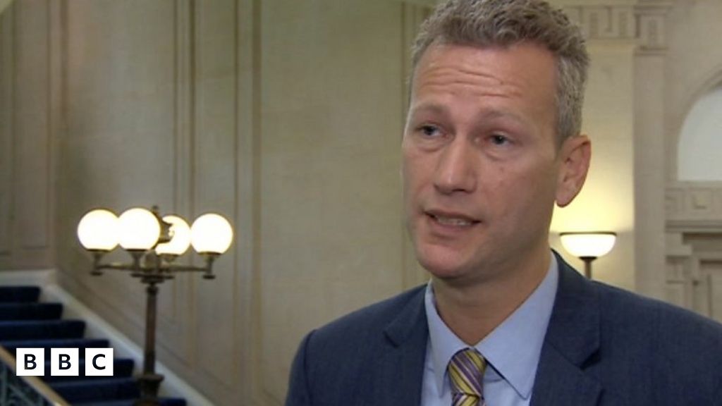 Nathan Gill yn wynebu honiad o ddiswyddo annheg - BBC Cymru Fyw