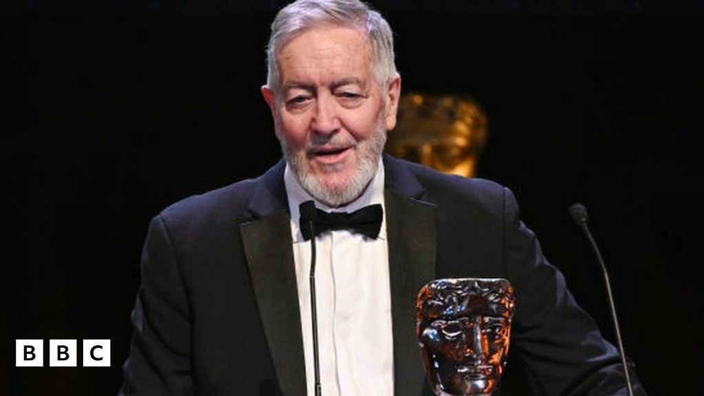 Hywel Gwynfryn yn derbyn Gwobr Arbennig BAFTA Cymru - BBC Cymru Fyw