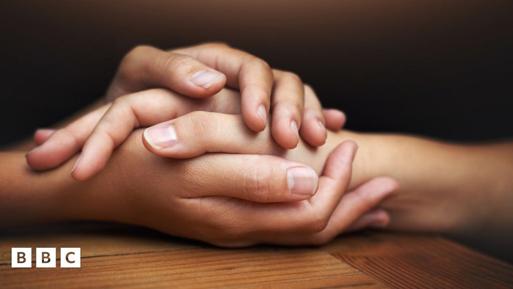 Gofalwyr Cymru wedi colli cymorth yn ystod Covid - BBC Cymru Fyw