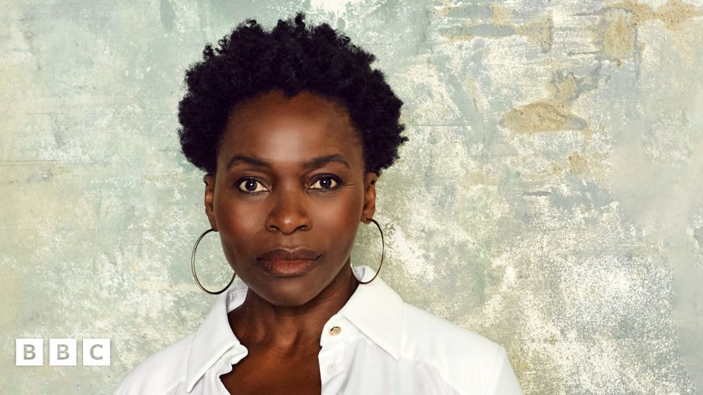 Yr actores Rakie Ayola yn derbyn Tlws Siân Phillips - BBC Cymru Fyw