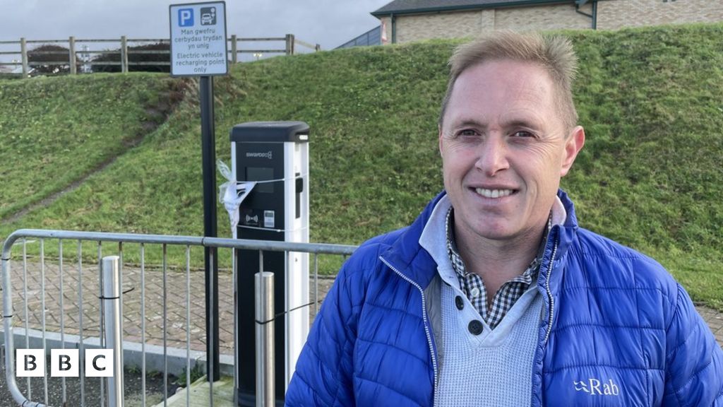 Ardal Caernarfon yn 'anialwch’ i yrwyr ceir trydan - BBC Cymru Fyw