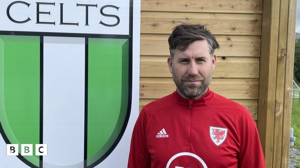 Diffyg Cymraeg ym mhêl-droed llawr gwlad yn 'rhwystredig' - BBC Cymru Fyw