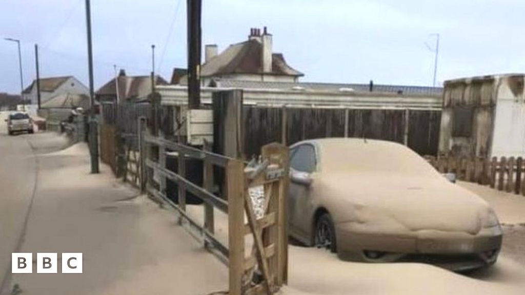 Storm covers Norfolk village in… sand! - BBC Newsround