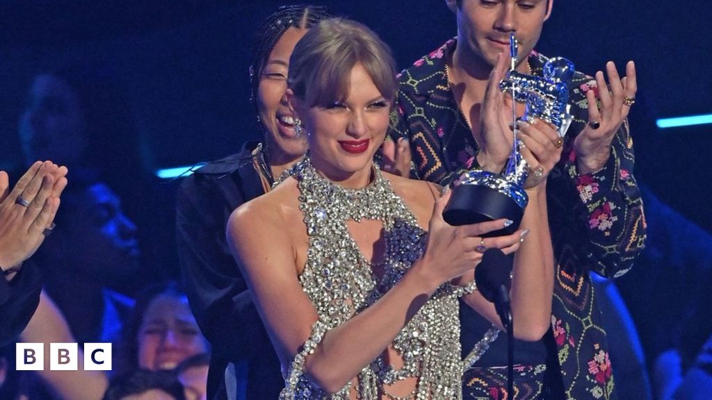 Taylor Swift announces new album as she wins VMA music award - BBC ...