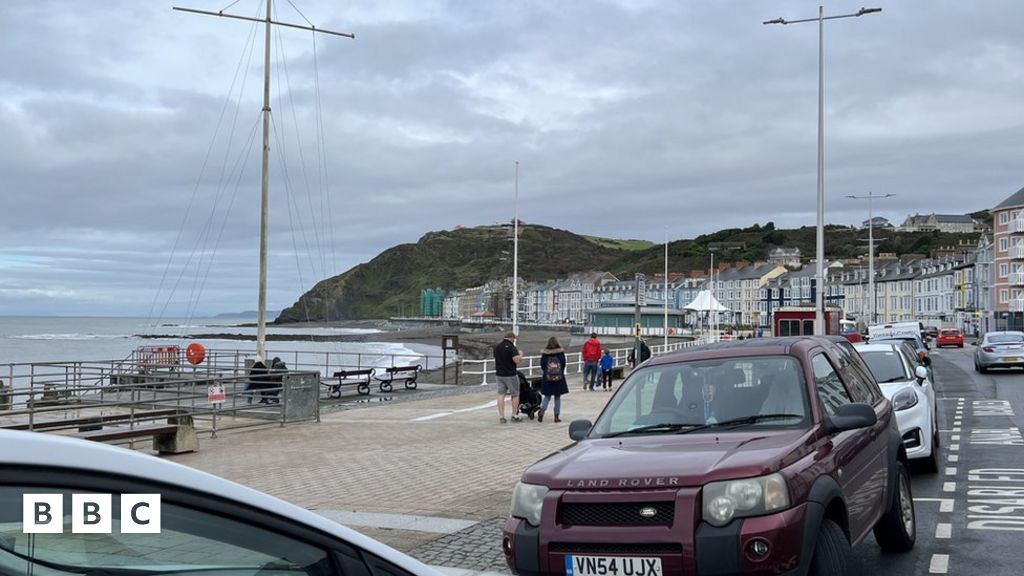 Pryder am lefydd parcio wrth godi tâl ar Brom Aberystwyth - BBC Cymru Fyw