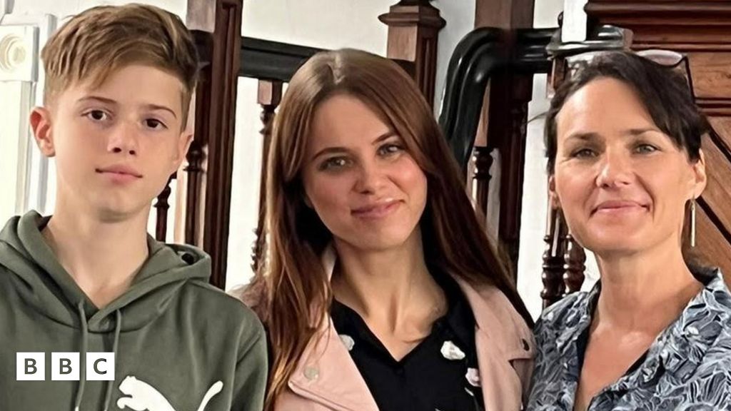 'Cartrefu mam a mab o Wcráin wedi cyfoethogi'n bywyd' - BBC Cymru Fyw