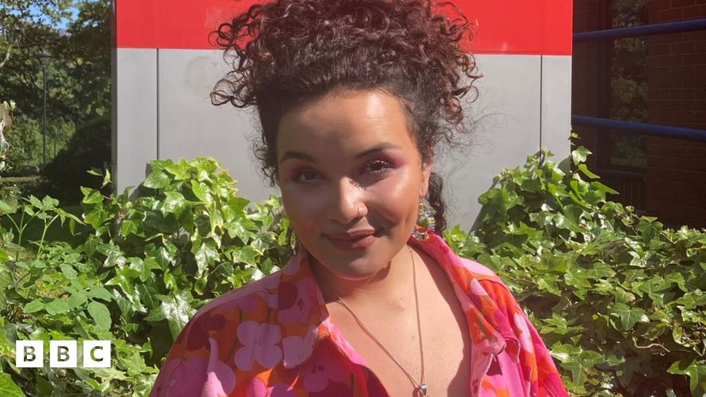 Ateb y Galw: Y cyflwynydd Mirain Iwerydd - BBC Cymru Fyw