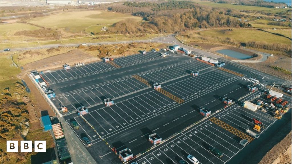 Caergybi: Pryderon parcio ar ôl colli safle lorïau - BBC Cymru Fyw