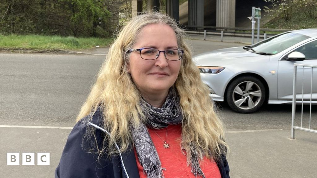 Man croesi ffordd 'yn peryglu bywydau' medd rhieni - BBC Cymru Fyw