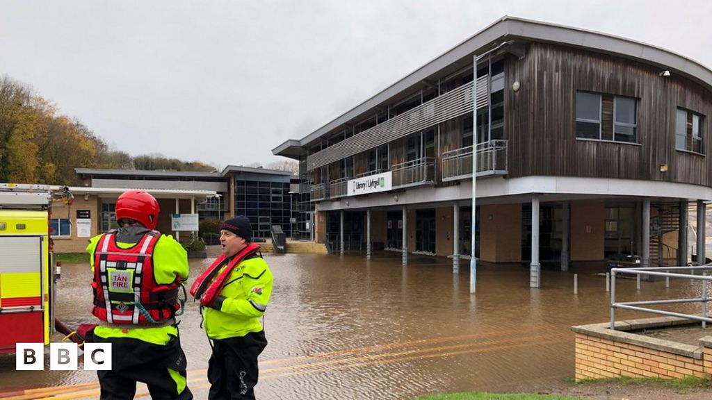 Llifogydd yn effeithio ardaloedd yn Sir Benfro - BBC Cymru Fyw