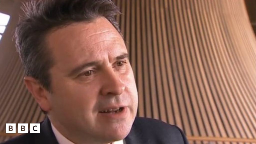 Huw Lewis yn rhoi'r gorau i fod yn AC - BBC Cymru Fyw