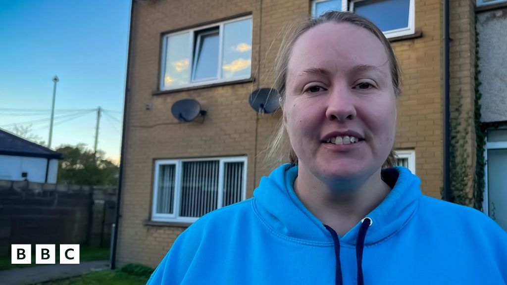 Fflat socian a llawn llwydni yn 'addas i fyw ynddo' - BBC Cymru Fyw