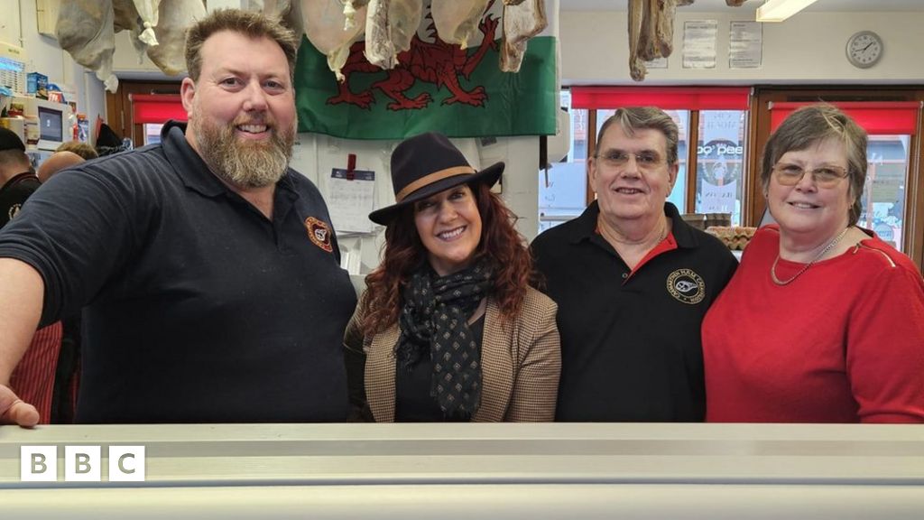 Cigydd Albert Rees: 'Bywyd newydd yn y stondin' - BBC Cymru Fyw