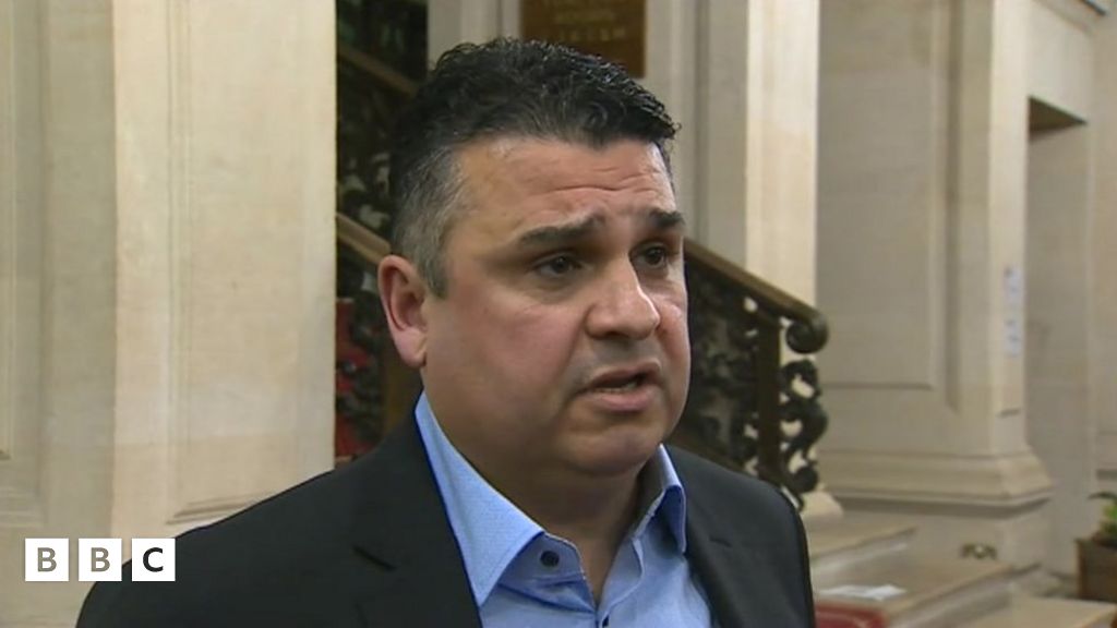 Neil McEvoy 'wedi torri cod ymddygiad Cyngor Caerdydd' - BBC Cymru Fyw