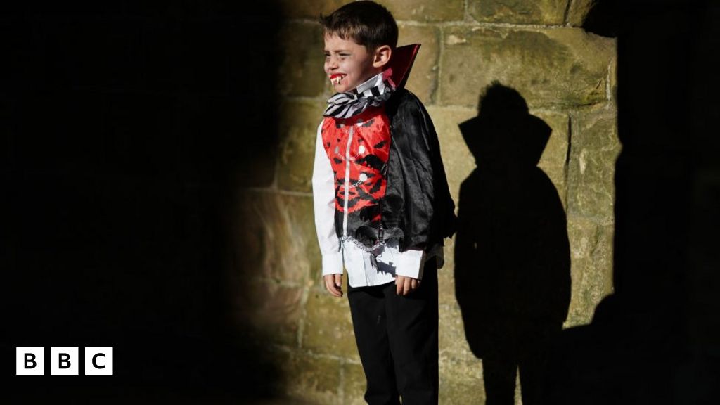 World record attempt for biggest gathering of vampires - BBC Newsround