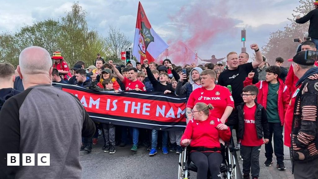 Cefnogwyr Wrecsam yn ysu am barti ar y Cae Ras - BBC Cymru Fyw