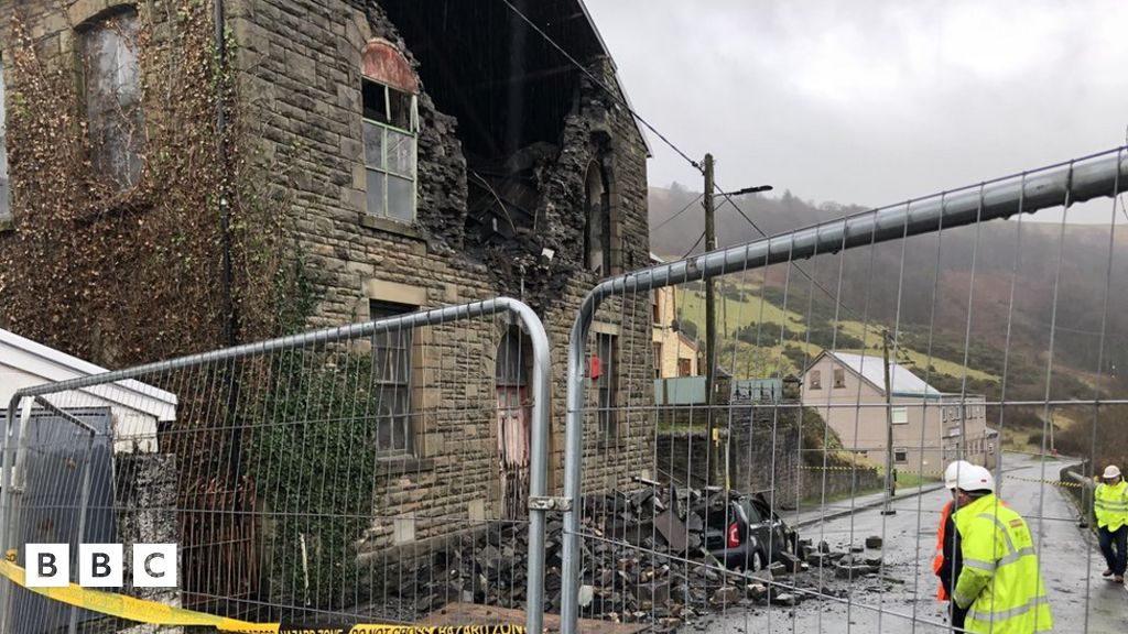 Rhan o hen gapel wedi dymchwel yn Aberllechau - BBC Cymru Fyw