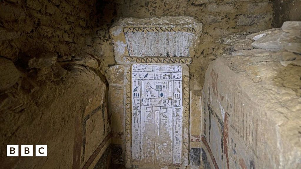 Ancient Egypt: Huge non-royal sarcophagus discovery - BBC Newsround