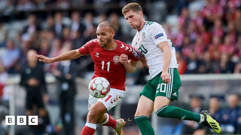 Amddiffynnwr Cymru, Chris Mepham i fethu gêm Denmarc - BBC Cymru Fyw