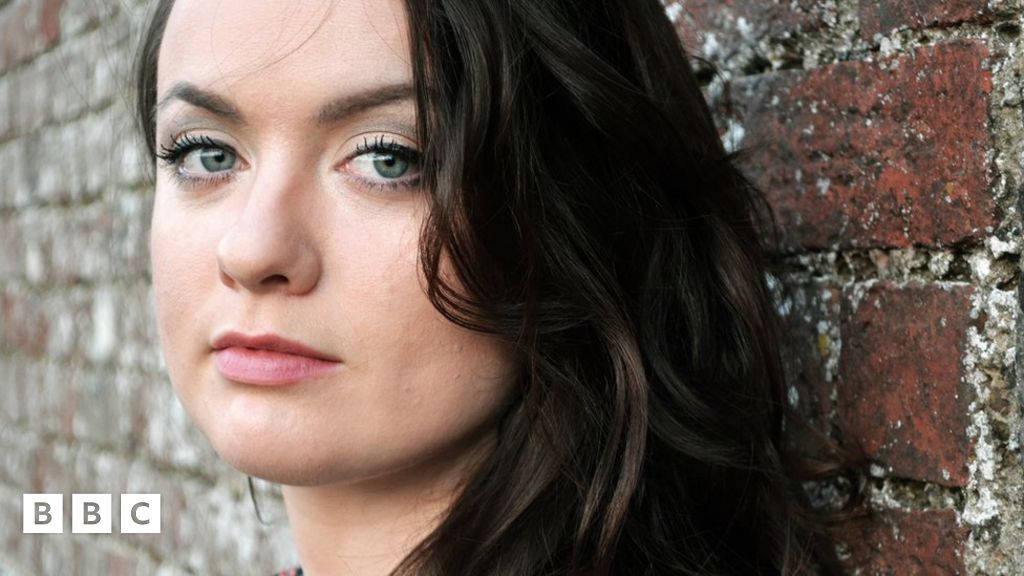 Ateb y Galw: Y cerddor a'r bardd Beth Celyn - BBC Cymru Fyw