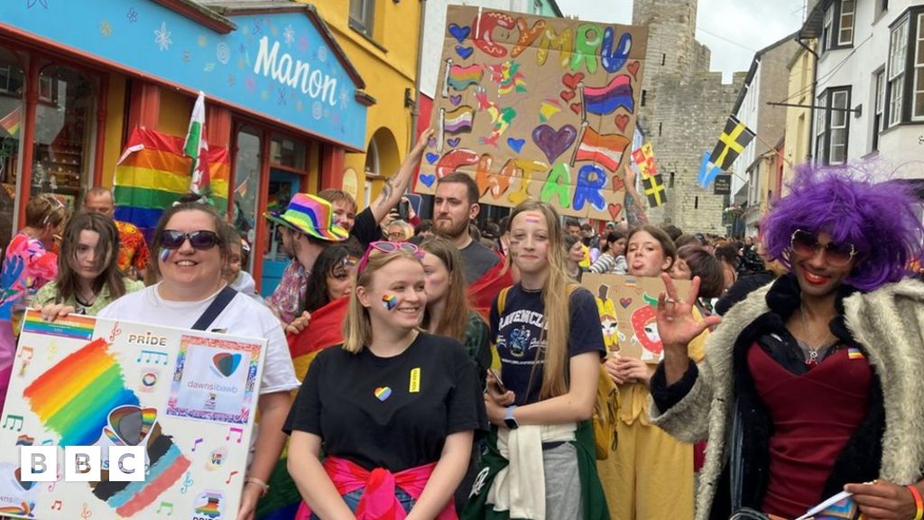 Pride: 1,000 yn gorymdeithio drwy Gaernarfon - BBC Cymru Fyw