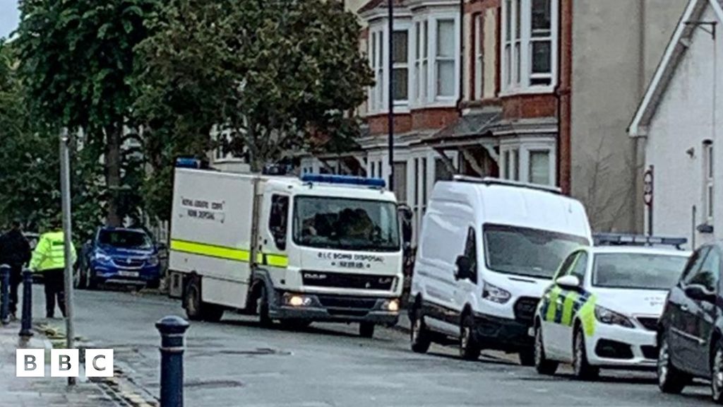 Symud pobl o'u tai wedi ffrwydradau yn Aberystwyth - BBC Cymru Fyw