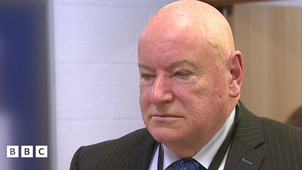 Neil Foden: Prifathro yn y llys yn sgil mwy o gyhuddiadau - BBC Cymru Fyw