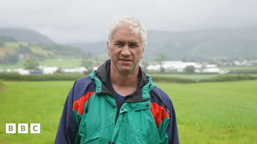 Y fferm yn Nhregaron sy'n hunangynhaliol o ran ynni - BBC Cymru Fyw