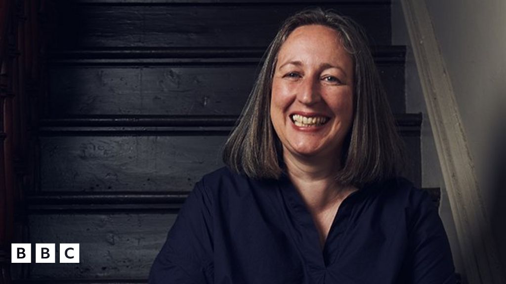 Pum munud gydag Elinor Wyn Reynolds - BBC Cymru Fyw