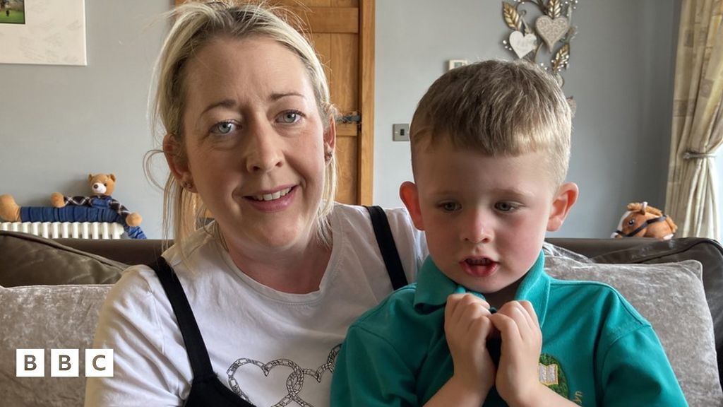 Iechyd meddwl: Dau wely yn Lloegr 'ddim yn ddigon' i famau'r gogledd ...